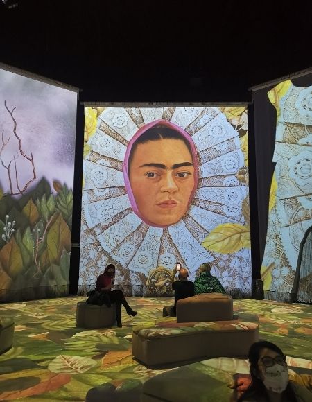 ¿Cuánto cuestan los boletos para Frida Inmersiva en el Frontón México ...
